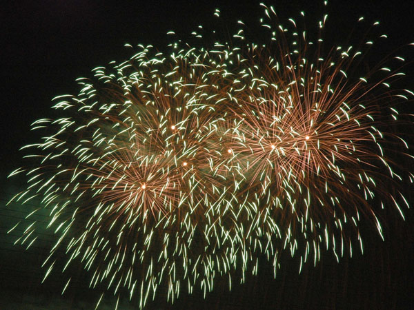 what makes fireworks explode